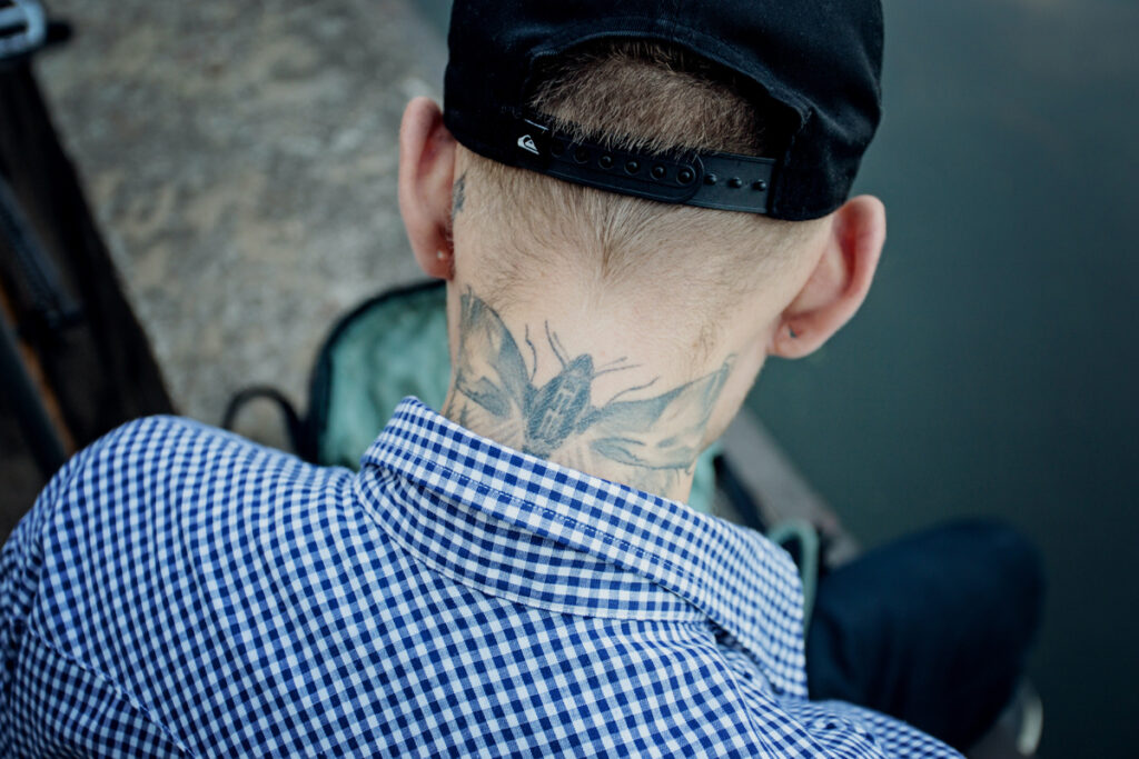 Tatouage cou homme : des idées pour vous en inspirer