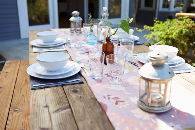Découvrez le chemin de table sur une table